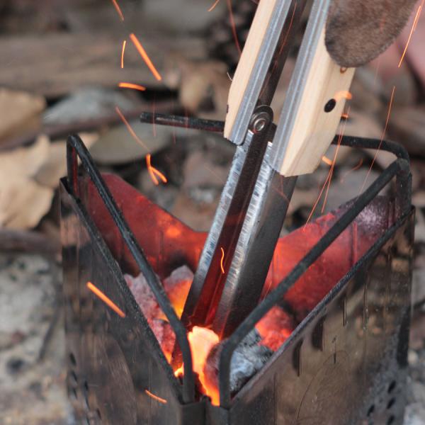 パイロマスターの頼れる相棒。折りたたんでコンパクト収納、好みの角度で使い方自由自在。フリーアングル折りたたみトングです。国産ヒノキを採用したグリップ部がやわらかに手に馴染んでいきます。・先端部分はフリーアングルで調整可能・折りたたみ時はパイ...