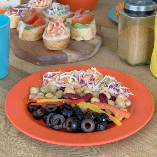 軽くて割れにくいバンブー食器は、アウトドアシーン、友人を招いたホームパーティー、子どものデイリーユース用など、使用場面も多く、"食器棚の手前に置いておきたい定番食器"として活躍してくれます。 子どもにも、大人にも、食事を楽しんでもらえるよう...