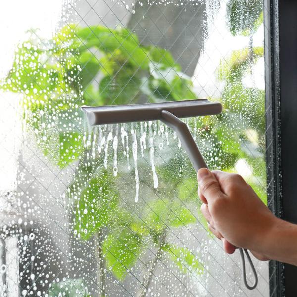 バスルームやミラー、車、家の窓など、広範囲の水滴除去に活躍する水切りワイパー。 軽量なので、軽い力でスムーズに水切りできます。 掃除用品ということを忘れてしまうようなカラフルな色合い。 見えるところに吊るしておけば、キュートにその場に待機し...