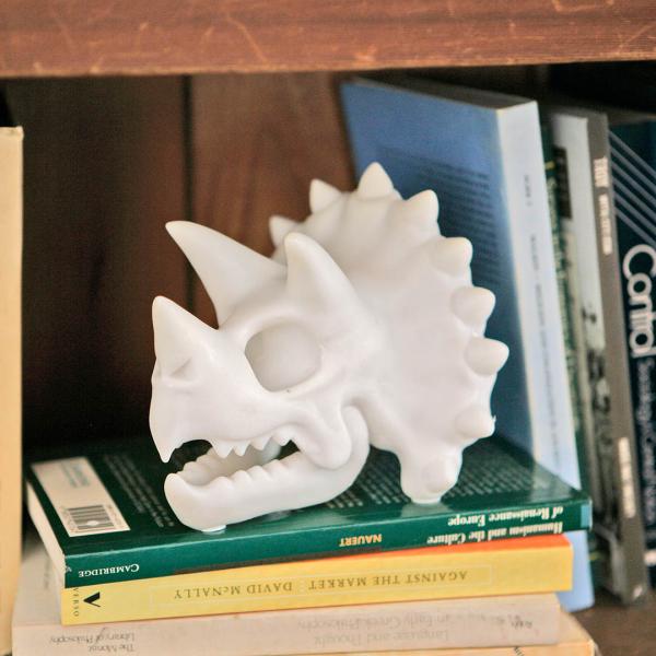 オブジェとしても様になる大胆さと遊び心のあるアイテムです。 メガネ置きとしてはもちろん、角や歯をリングホルダーに見立てたり、空洞部分にペンを差し込んだり。 スケルトンの形状を活かして、型にはまらない使い方でお愉しみください。TRIKEサイズ...
