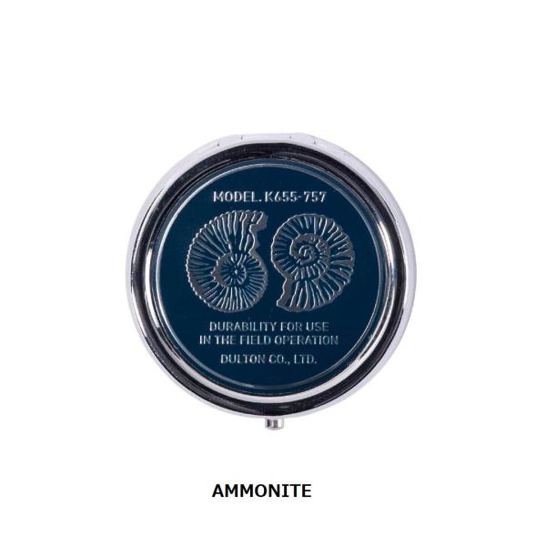 携帯灰皿を持ち歩かないのは、本当に気に入った携帯灰皿と出逢えていないからだ。 という方は決して少なくないはず。この携帯灰皿が、そんなあなたの暮らしを変えるとしたら、それは私たちの大きな喜びです。 対のアンモナイトが描かれた丸型は、この灰皿の...