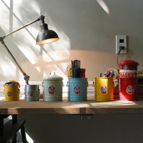 小さい物ってどうしてこう愛らしく思えるのだろう、という疑問が湧く位、可愛らしい極小サイズのガベージカン。子供心をくすぐられる大人続出の人気アイテムです。綿棒が1箱ぴったり収納出来るサイズです。小さくても用途は無限大。収まるものなら何でも収め...