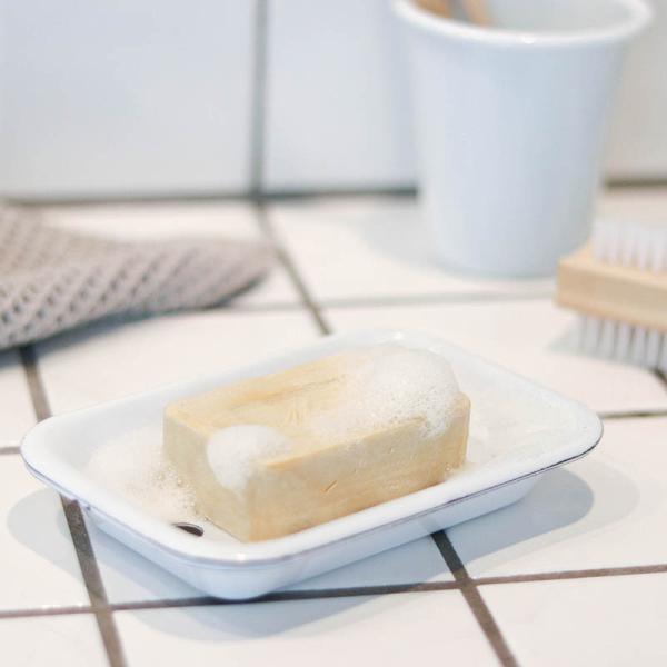 つるりとした清潔感のある滑らかな質感と、程よい重量感。どこか懐かしさを憶える琺瑯素材のソープディッシュ。そこにアンティークフィニッシュが加われば、そこに持ち込んだ瞬間から、今までもずっと存在していたかの様に、暮らしの中に溶け込んでくれる事は...