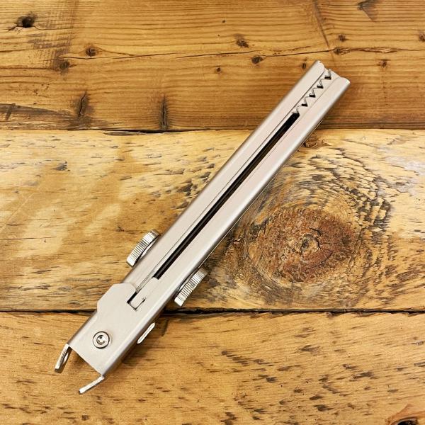 　従来の野良ばさみ（黒皮鉄）の板厚を若干下げて、かつコンパクトに作った「ライトバージョン」です。・よりコンパクトに（収納寸20cm、-2cm）・より軽量に（重量約280g、-160g）従来が2.3mm、LTが1.5mm。板厚を下げているので...