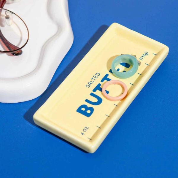 レトロな雰囲気と手書き風のブルーの文字がノスタルジックで目を引くデザインです。アクセサリートレイとして玄関やドレッサーに、またデスク周りの小物入れとして文房具や鍵置きにも最適。置くだけで空間にユニークなアクセントを添える、インテリア性の高い...