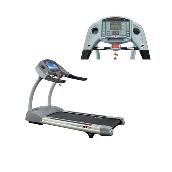 メーカー品番：D7861 トレッドミル（M7LED） 100V商品仕様：●計器表示：時間、速度、傾斜、脈拍、距離、カロリー、プログラム ●サイズ：巾93x奥行215x高さ149cm ●走行面サイズ：巾55x長さ153cm ●使用体重制限：1...