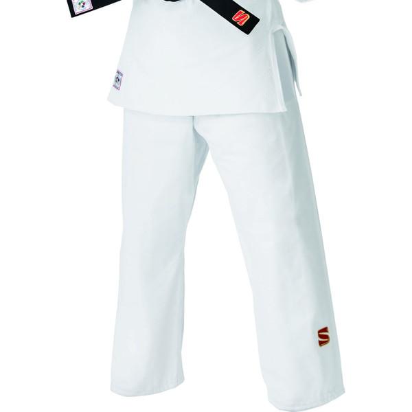 ●IJF・全柔連柔道衣規定に基いて製造され、両連盟より認定されています。●あらゆる国際大会(オリンピックを含む)および全柔連主催大会において着用可能です。●規定の範囲内で最大パフォーマンスが発揮されるよう製造されております。●普通体・細身体...