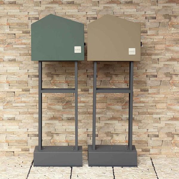 ●スタンドタイプ：置くだけで使用可能なスタンド式。●投函可能目安サイズ：ゆうパケットポストや、ネコポスが投函可能です。●セキュリティ：鍵付きなので防犯面に安心です。●棚板付き：棚板が1枚ついており(固定棚)、お花や玄関周りの小物置きとして便...