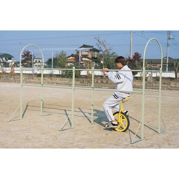 ●乗り上げずに入れます。品番：A-241 組立式一輪車練習スタンド商品仕様：●通り道に凸がありません。身長に合わせた2段手スリ●寸法／全長327cm×全幅153cm×全高190cm●重さ／35kg●粉体塗装検索ワード：一輪車 スタンド 練習...