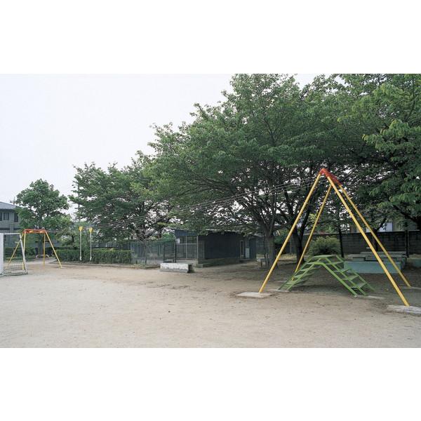 ●主材／90mm×60mm●寸法／全長21.2m×全幅2.9m×全高3.37m〜2.6m（ロープ長18m）●無鉛塗装●本製品は、「遊具の安全に関する規準」JPFA-SP-S:2024に準拠しています。●本製品の鋼材、鋼管は亜鉛メッキ材使用。...