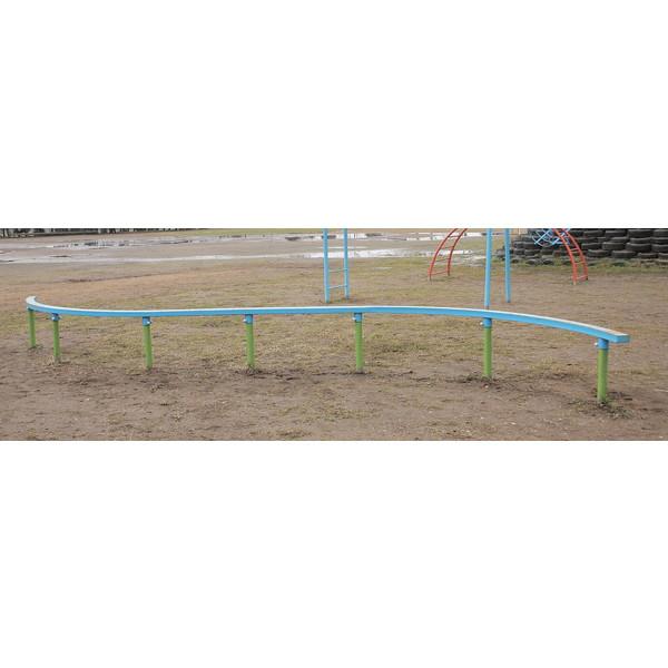 ●主材／100×50角パイプ●寸法／全長5.1m×全幅0.4m×全高0.25〜0.6m●無鉛塗装●本製品は、「遊具の安全に関する規準」JPFA-SP-S:2024に準拠しています。●本製品の鋼材、鋼管は亜鉛メッキ材使用。●※別途基礎工事が必...