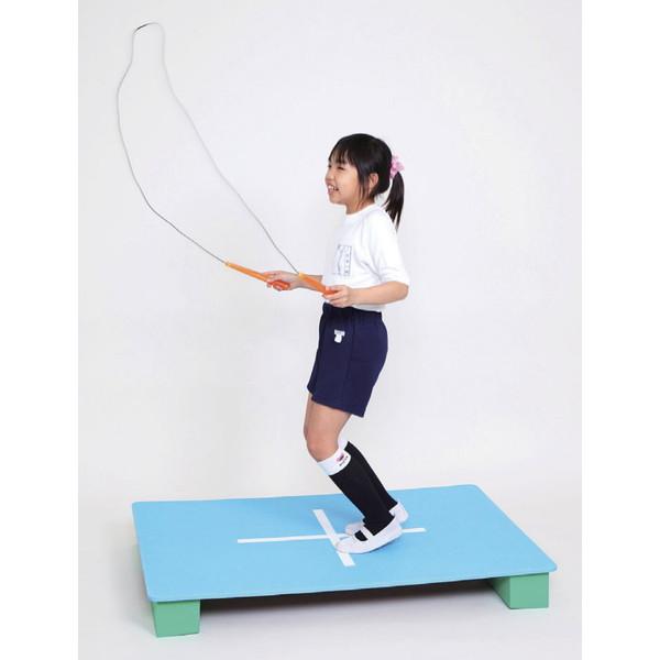 ●跳んだときの上下動反発のシャープさが違います。●跳ぶ位置にセンターマーク付き品番：G-138 ジャンピングボードS商品仕様：●数量／1台●寸法／長さ1200×奥行800×高さ120mm●重さ／13kg●中央下部緩衝パット付き●板厚／15m...