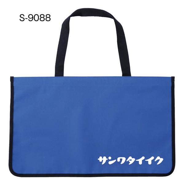 ●シューズワイパー用の収納バックです。品番：S-9088 シューズワイパー用バッグ商品仕様：●55cm×33cm●材質：ポリエステル製●重量0.3kg検索ワード：シューズワイパー バッグ 収納 袋 靴底 汚れ すべり防止 体育館 三和体育