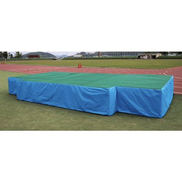 ●300×600×70cm厚の競技用サイズ。品番：K-5263 走高跳マット商品仕様：●1枚●材質＝外被：ポリエステル防水帆布（上面：ポリエステルメッシュ）、中身：３層構造式ウレタンフォーム●重量＝約260kg●日本製●送料はワンマン配達金...