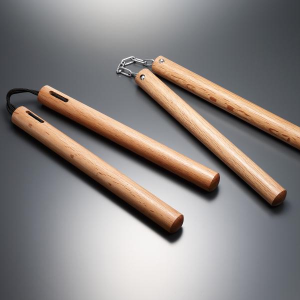 【商品説明】武道で使うヌンチャクです。丸型となります。【サイズ】φ2.9×L31.5cm【カラー】ブラウン【付属】紐付、鎖付【素材】樫【配送】FIGHTERS SPIRITS配送グループA