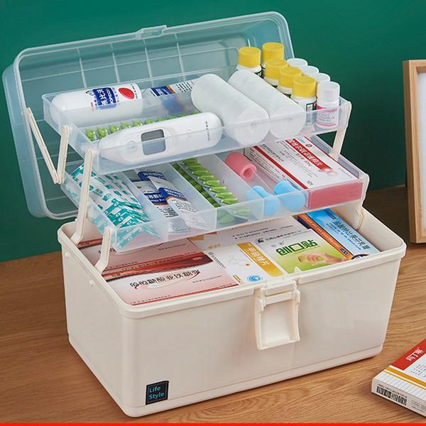 【発売日：2023年02月20日】【コンパクト】家に置いて常備薬をまとめてコンパクトに収納できて便利です、透明になっているので、中身が一目瞭然です！上段のスペースは仕切りがあり、綿棒、感冒薬などの常備薬も分類して収納可能です。【大容量＆三段...