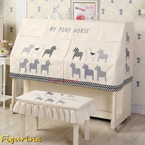 【発売日：2023年02月28日】【オススメ】大切なピアノの保護をしつつ、お部屋のアクセントにもなる素敵なアイテムです。また、ギフト/贈答品/プレゼントにもおススメです。【サイズ】ピアノカバー：間口148-153cm通用、椅子カバー(一人掛...