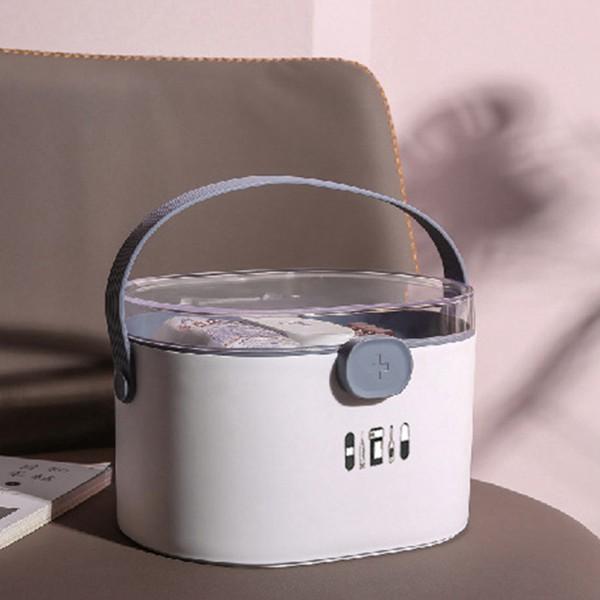 【発売日：2023年02月20日】【2段設計】便利な2段設計☆ 上段は仕切りのついたトレー式で体温計など細かいものの分別収納に。下段は深さがあり、薬をたてて収納可能◎すっきり収納出来て、緊急時も一目瞭然☆【一目瞭然＆取っ手】2層トレーと仕切...