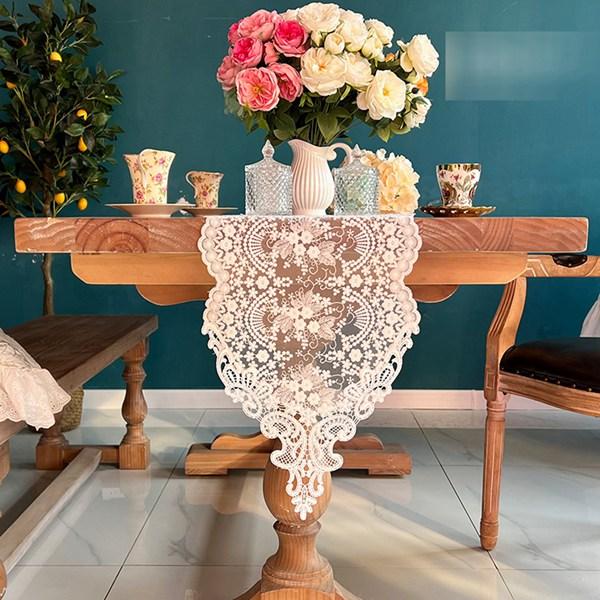 【発売日：2024年01月15日】★【インテリア】敷くだけでほのかな高級感を出し、存在感がありつつも、部屋のインテリアに見事に調和できます。結婚、パーティーなどにもお似合います。★素材：レース　サイズ展開（約）：幅30CM  丈70/90/...