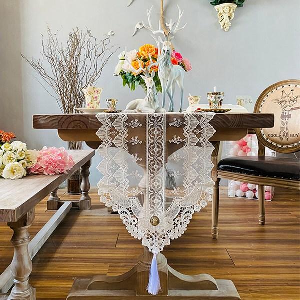 【発売日：2024年01月15日】★【インテリア】敷くだけでほのかな高級感を出し、存在感がありつつも、部屋のインテリアに見事に調和できます。結婚、パーティーなどにもお似合います。★素材：レース　サイズ展開（約）：幅38CM  丈70/90/...