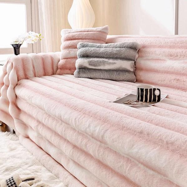 【発売日：2024年01月23日】【四季通用】フェイクラビットファー素材は手触りがよく、温かみを感じさせます。 寒さ対策だけでなく、夏の冷房対策にも使えるので、季節を問わず一年中使える毛布です。(ソファーカバーには枕が付属していません）。【...