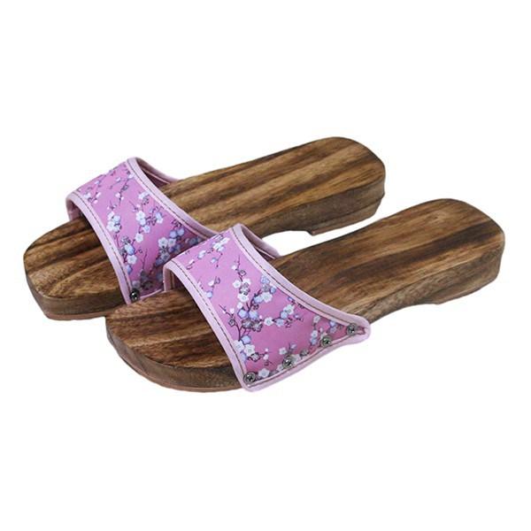 【発売日：2023年06月05日】幅広で柔らかい鼻緒は足に優しく、長時間履いても痛くなりにくいです。底面にはゴムが貼ってあるので、防滑性に優れ足腰にかかる負担を軽減してくれます。★普段よりワンサイズUPをお選ぶ事をオススメ致します。軽い木材...