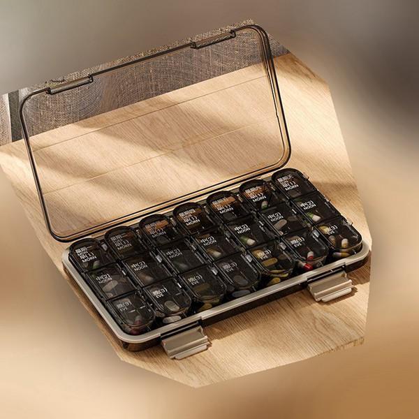 【発売日：2023年07月17日】【コンパクト】手のひらサイズのピルボックスは、ポケットやバッグに入れるのに非常に最適です。短期旅行や通学、通勤、出張などの場合は携帯しやすいです。【高実用性】様々な用途で使って頂ける収納ケース、薬箱だけでな...