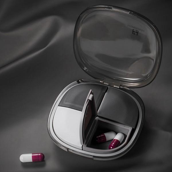 【発売日：2023年07月17日】【便利】一段目の常用薬は見やすい、光沢感と清潔感があり見た目がおしゃれ！サイズ：４マス：8ｘ8ｘ2.6ｃｍ　５マス：11ｘ8ｘ2.6ｃｍ【コンパクト】仕切り板の取り外しが可能です、さまざまなサイズのアクセサ...