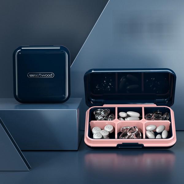 【発売日：2023年07月17日】【開けやすい?気密性】開けやすいデザインなので、片手でも簡単に開けられます。また、気密性に優れているため、雨や汗などからお薬を守ります。サイズ：６マス：12ｘ6.5ｘ2.5ｃｍ　４マス：8ｘ8ｘ2.4ｃｍ【...