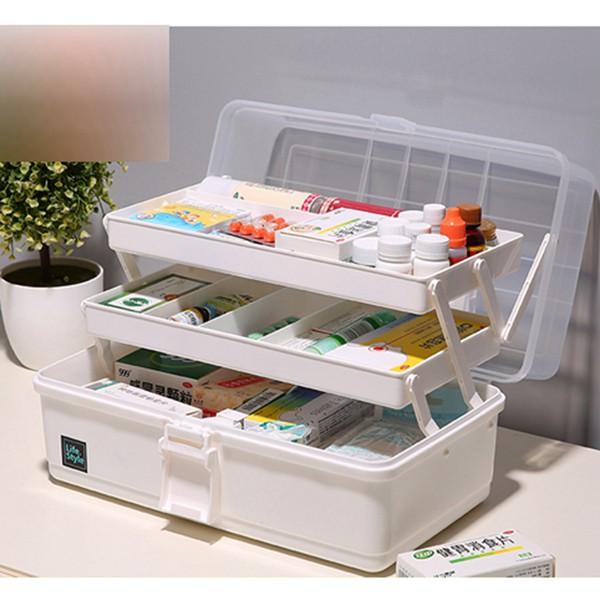 【発売日：2023年07月24日】【持ち手】救急箱は大変コンパクトで持ち運びに適しています。持ち手は手にもしっかりとフィットして滑り落ちにくくなっています。旅先、試合、遠征、出張時などの何かあった際の緊急時の救急箱として車などに置いておくの...