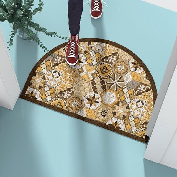 【発売日：2023年07月31日】【泥落としマット】表面の凹凸は水はけが良く、土ぼこりや泥をしっかりと掴み落とします。長い梅雨の日でも大雪の日の中でも玄関の内側に敷いていますが、靴を履く時も脱ぐ時も清潔に使用可能、フロア汚れを最小限に抑えま...