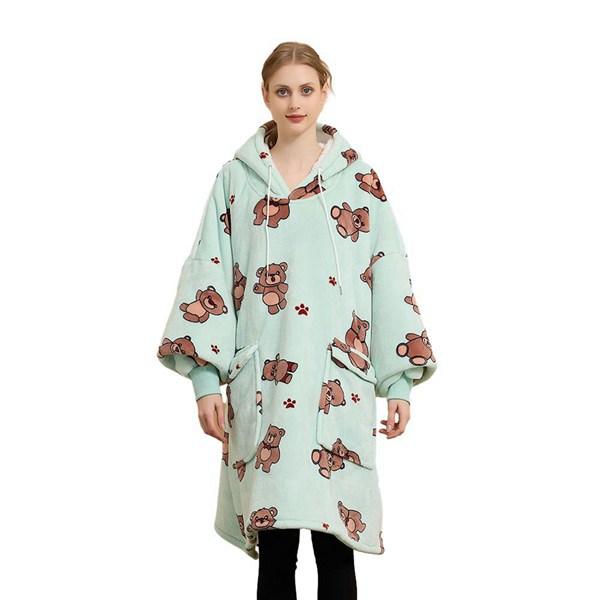 【発売日：2023年10月16日】??マイクロファイバーを大量に使用し、マイクロファイバー素材独特のしっとりとした滑らかな肌触りがたまりません! 思わず頬ずりしたくなるようなふわふわの肌触りで、体をふわふわに包み込む着る毛布で、ご自宅で自分...