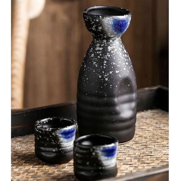 【発売日：2024年02月27日】【商品説明】徳利１個?おちょこ２個の３点セット?シンプルなデザインで素敵で、どんなバーの部屋にもに淡います。【サイズ】徳利： 6*15.5ｃｍ /340ml、盃：4.5*4.5ｃｍ/40ml?徳利と盃がセッ...