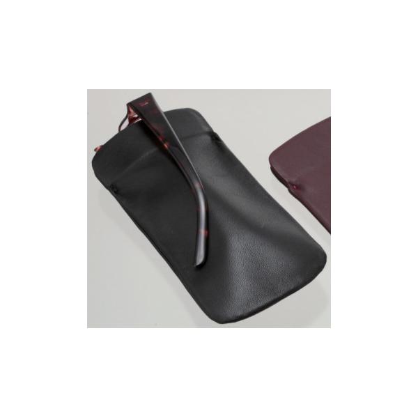 シックな色合いと革の質感が心地よいメガネケースです。