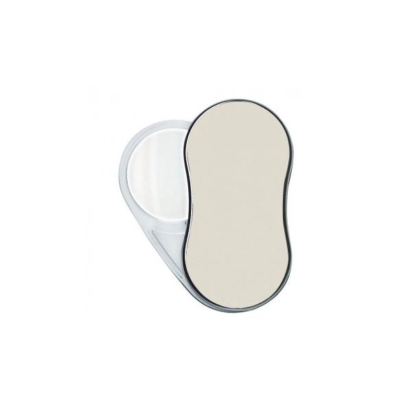 レンズを回転させて引き出すとライトがつきます。使用後はレンズを収納すればライトが消えます。
