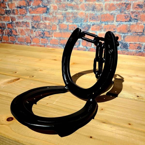 【商品】蹄鉄ボトルホルダー【素材】鉄 / 鎖つや消し黒塗装仕上げ【サイズ】横 150mm x 奥行 260mm x 高さ150mm【セット内容】本体 x 1【重量】重量約 1.5 kg【注意】製品は職人が1つ1つ手作りしてる為個体差がありま...