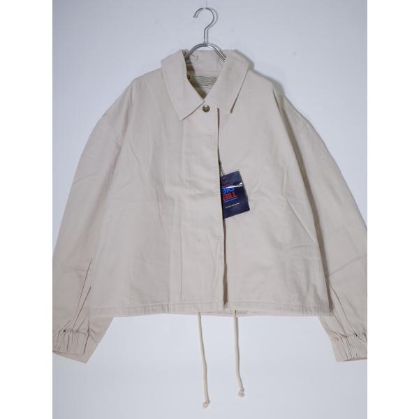 【ブランド】BIGBILLビッグビル【アイテム】レディース ツイルショートブルゾン ジャケット新品【サイズ】サイズ[M] 着丈約62cm、肩幅約59cm、身幅約69cm、裾幅約73cm、袖丈約60cm（※メーカー表記）【カラー】ベージュ【素...