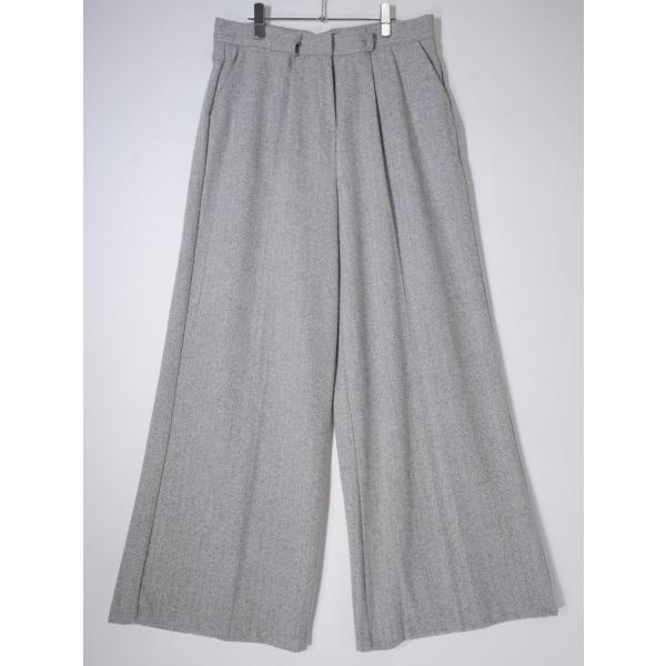 【ブランド】GATELESSゲートレス【アイテム】ヘリンボーンワイドパンツ【サイズ】サイズ[フリー] ウエスト約84cm/ヒップ約110cm/股上約36cm/股下約78cm/わたり幅約37cm/すそ幅約36cm【カラー】グレー【素材】ウール...