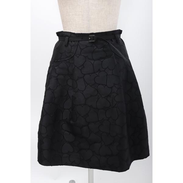 【ブランド】M'S GRACYエムズグレイシー【アイテム】ハート刺繍スカート【サイズ】サイズ[36] ウエスト約66cm/ヒップ約94cm/総丈約52cm【カラー】黒【素材】ポリエステル87％/アクリル13％・裏地：キュプラ100％【状態】...