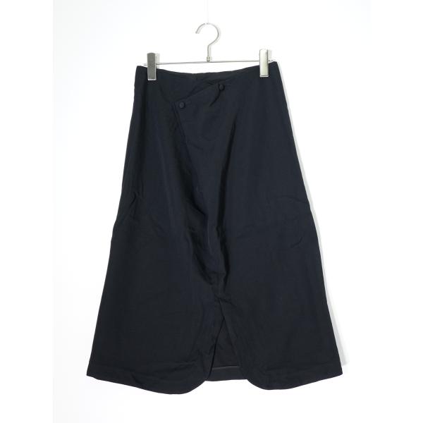 【ブランド】Yohji Yamamoto NOIRヨウジヤマモト ノアール【アイテム】ウールギャバジン ウエストラップボタンスカート【サイズ】サイズ[1] ウエスト約66cm/ヒップ約96cm/総丈約70cm【カラー】ブラック【素材】 ウー...