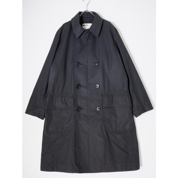 【ブランド】MHL. MARGARET HOWELLマーガレットハウエル【アイテム】DRY WAX COTTON NYLON トレンチコート【サイズ】サイズ[M] 肩幅約47cm/身幅約57cm/着丈約103cm/袖丈約61cm【カラー】ブ...