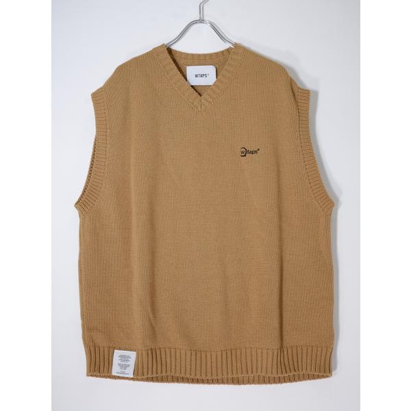 【ブランド】WTAPSダブルタップス【アイテム】2021AW DITCH VEST / POLY ロゴ刺繍Vネックニットベスト 【サイズ】サイズ[2] 肩幅約50cm/身幅約60cm/着丈約70cm【カラー】ベージュ【素材】ポリエステル10...