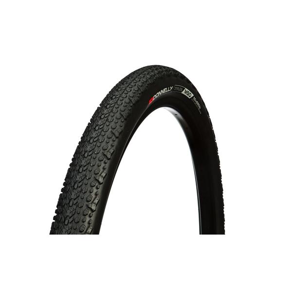 ■商品情報・「MSO」は、モンタナ州ミズーラの空港コードです。 ・「MSO」は野心的な冒険のために設計されたアドベンチャータイヤです。・スムーズローリングセンターノブとショルダーラグの組み合わせは、砂利道、トレイル、舗装路でも優れた静止摩擦...