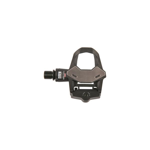KEO CLASSIC3よりクリート接地面積を100mm2広くしたことで、パワー伝達性を更に向上させました。オーバーサイズのクロモリシャフトは、中心部にニードルベアリング、ペダル締付側に大型のシールドベアリングを配置したことで、耐久性とねじ...