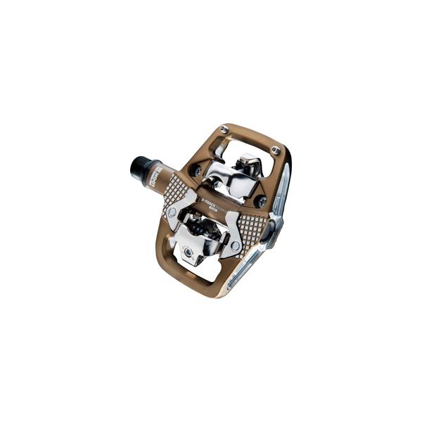 ■商品紹介・EN-RAGE PLUSは、X-TRACK EN-RAGEのプラットフォーム面積よりさらに119mm2広いモデルです。・グリップ力を向上させるため、プラットフォーム部は粗めの表面となっています。・クリート固定時に必要なテンション...