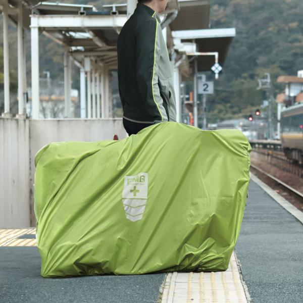 ■商品紹介・輪行袋としての使い勝手はそのままに、レインポンチョ・簡易寝袋としての機能面を生地から変更し向上させています。・本体と一体縫製された収納袋にコンパクトにまとめ、ウェアのバックポケットにも入れる事ができるサイズなので持ち運びにも便利...