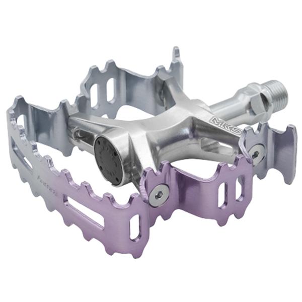 ■商品情報・複数のプレス曲げで成形された、波打つようなフォルムのアルミ合金製プレートを採用。その独特な見た目からAuroraと名付けました。・W92×L95mmの幅広い踏面を確保しつつ、MKSの同サイズのペダルと比較して最も軽い。・ユニーク...