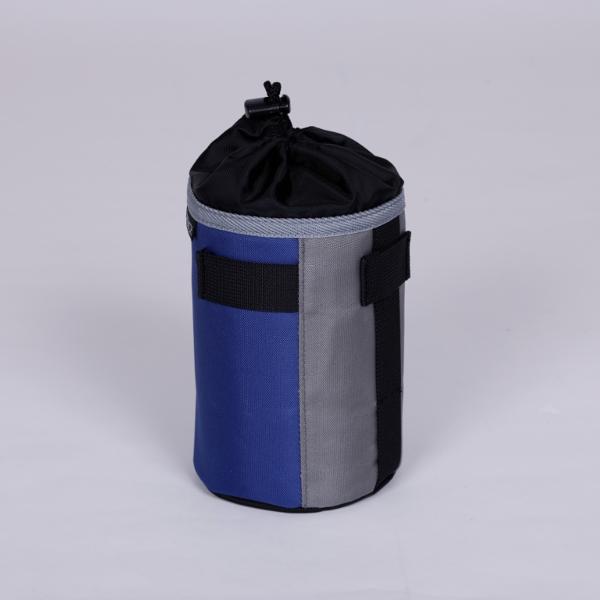 手元のポケットとして大活躍。ペットボトル、モバイルバッテリー、補給食などの収納に。左右両方に取り付け可能です。●サイズ(mm)：直径100（底面）ｘH150●重量：90g●材質：NL420D/HPC他●ステムの左右に取り付け可能底にはプラス...