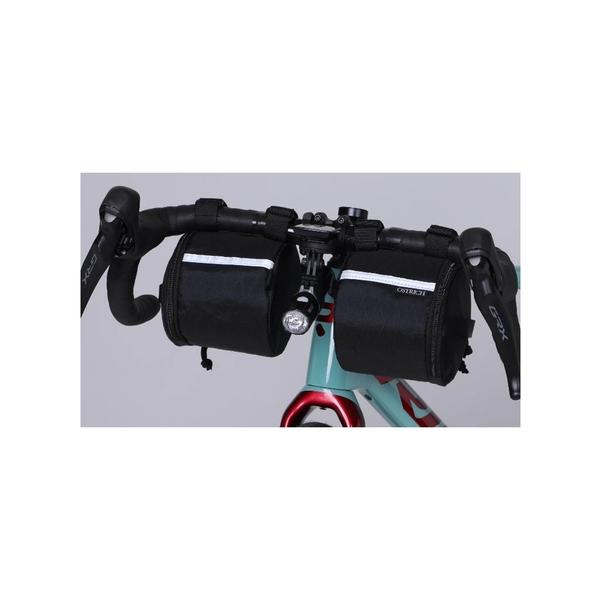 ■商品紹介・バッグをハーフサイズにすることでサイコン下のライトとの干渉がなくなりました。・左右共通なので、一つ使いも、二つ使いも、左右どちらでも使用できます。・サイドに付いているファスナーで、ライダー側から開閉ができます。・材質：X-PAC...