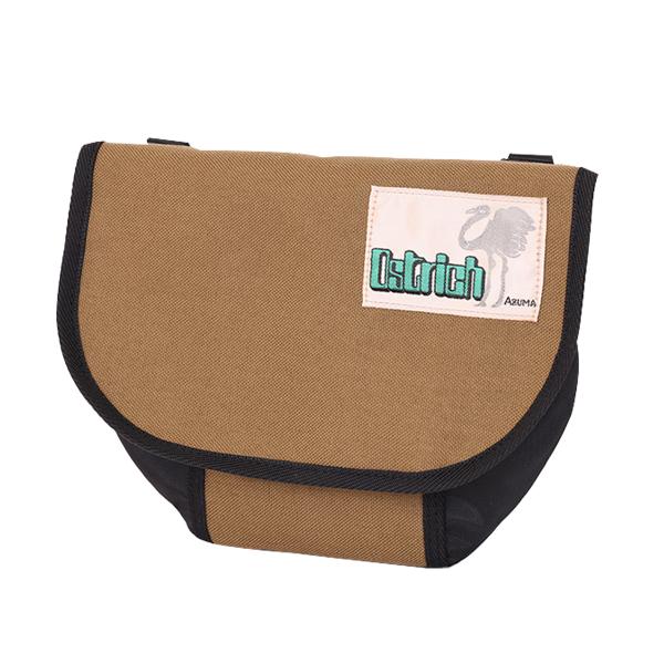 ■商品情報・ライド時の小物を収納するのにぴったりなメッセンジャーバックスタイルのバッグが登場！・小ぶりでも、スマホ、財布程度の収納には十分なサイズのバッグ・サイズ：幅24cm×高さ17cm・素材：コーデュラ1000・正面のワッペンはオースト...